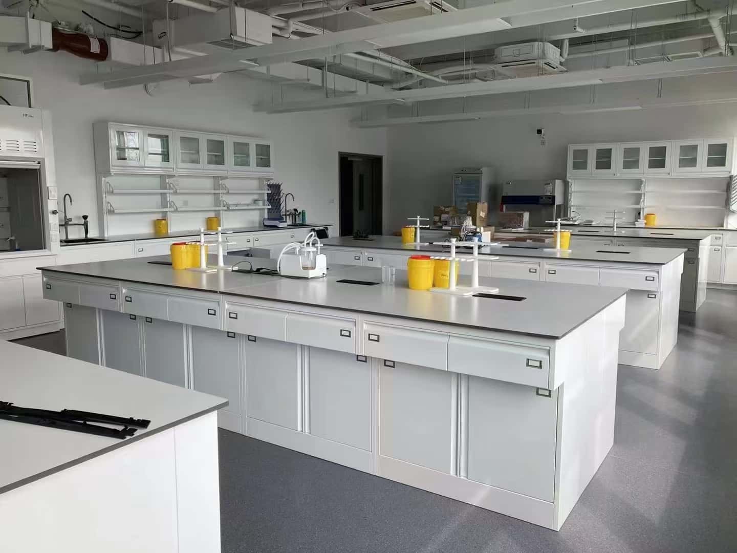 Lab Space Design Guide: Layout Standards & Safety