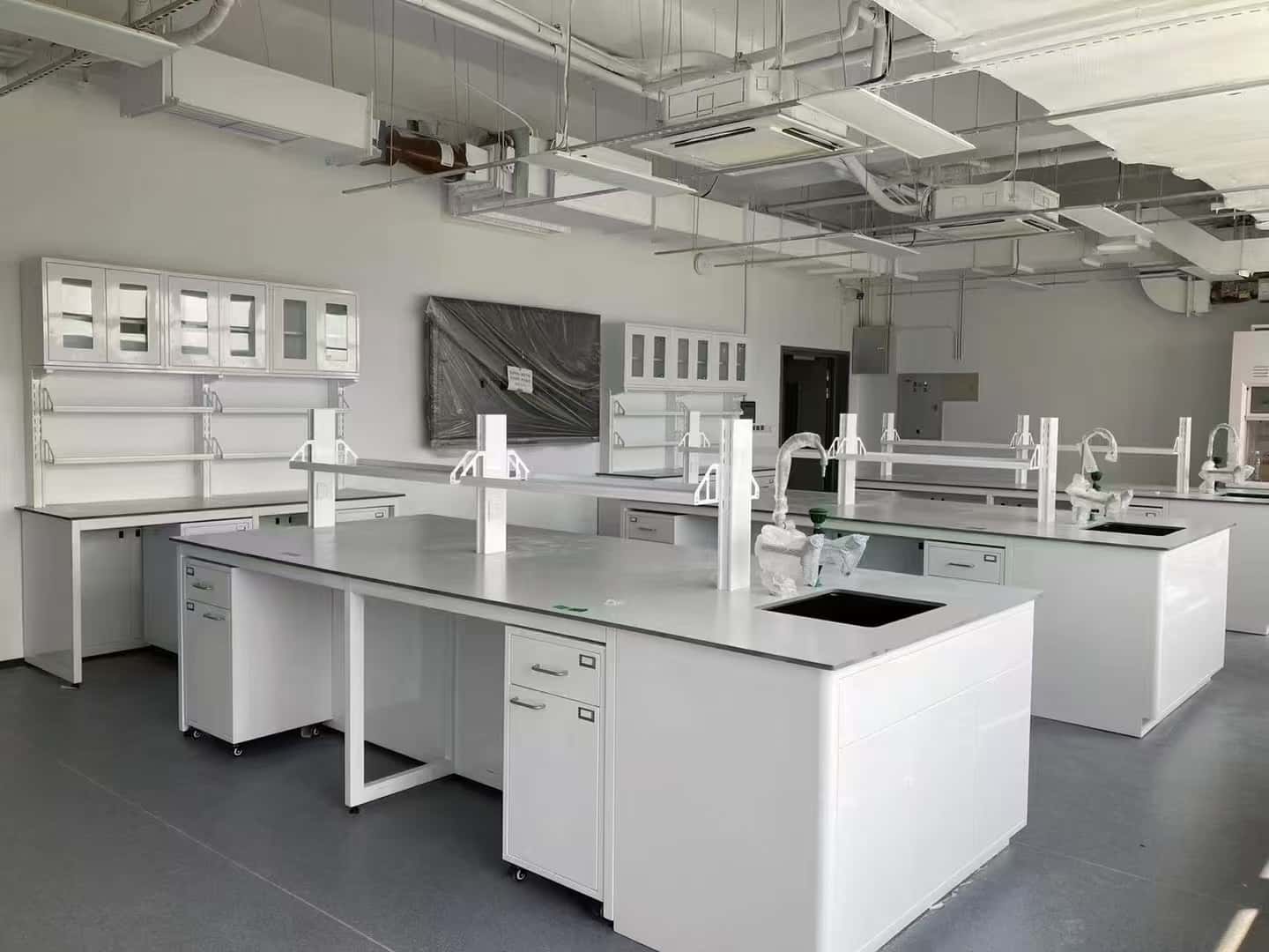 Lab Space Design Guide: Layout Standards & Safety