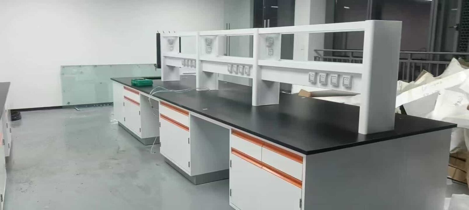 What size is a lab workbench? - Lab workbenches Manufacturer