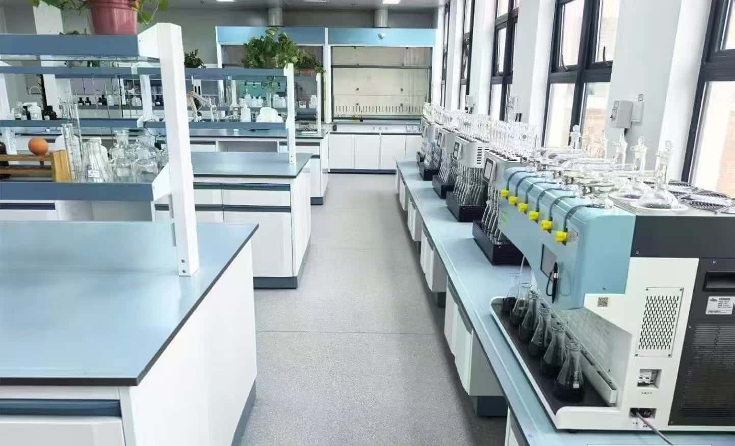What size is a lab workbench? - Lab workbenches Manufacturer