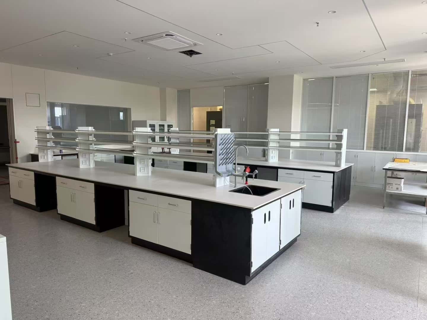Lab Space Design Guide: Layout Standards & Safety