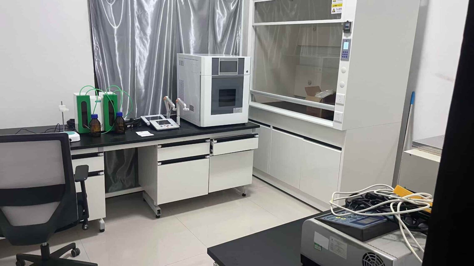 Lab Space Design Guide: Layout Standards & Safety