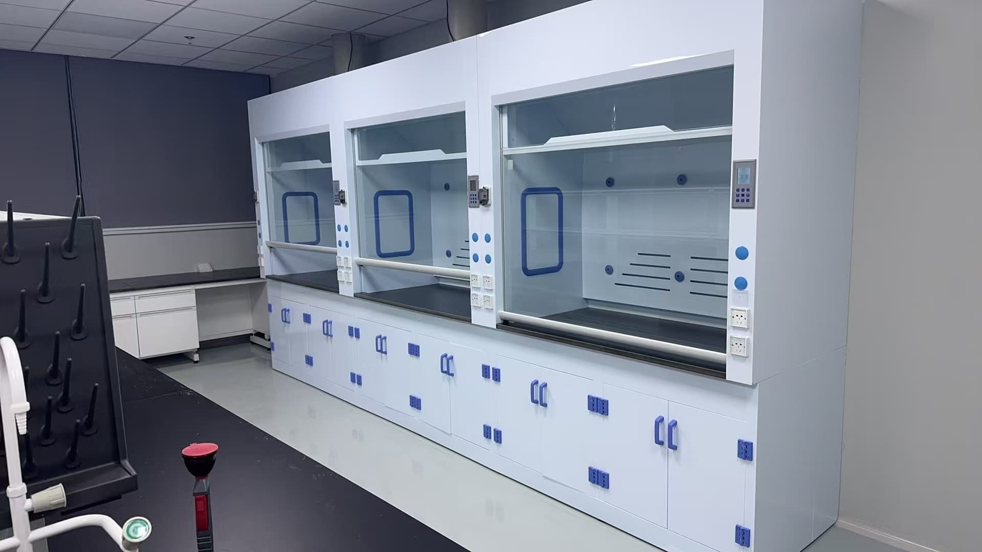 How to Choose a Lab Fume Hood? 7 Key Considerations