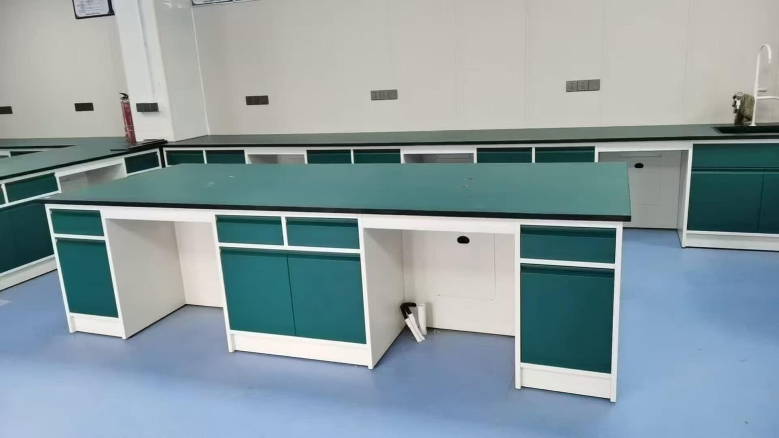 Why are epoxy resin countertops essential for lab workbenches?