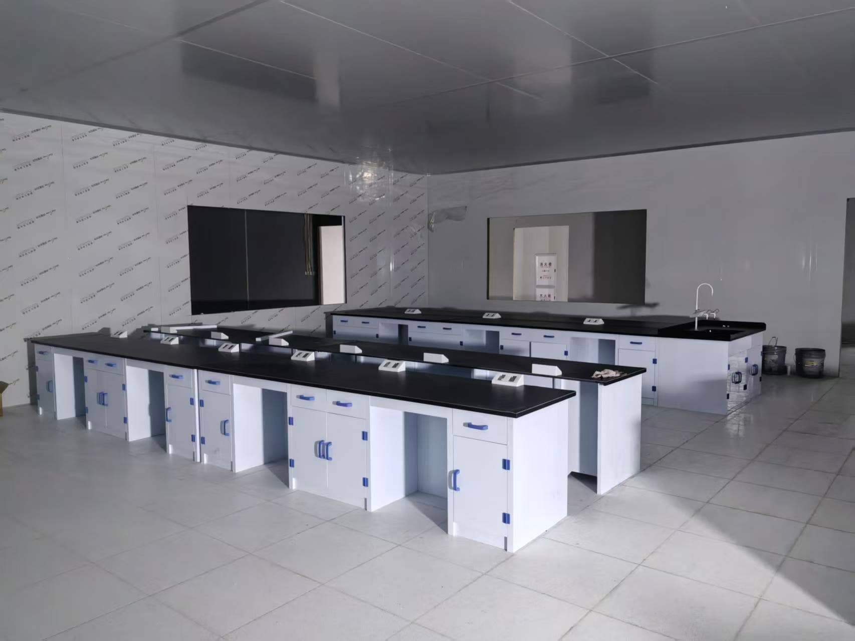 Durable Lab Work Bench with Drawers