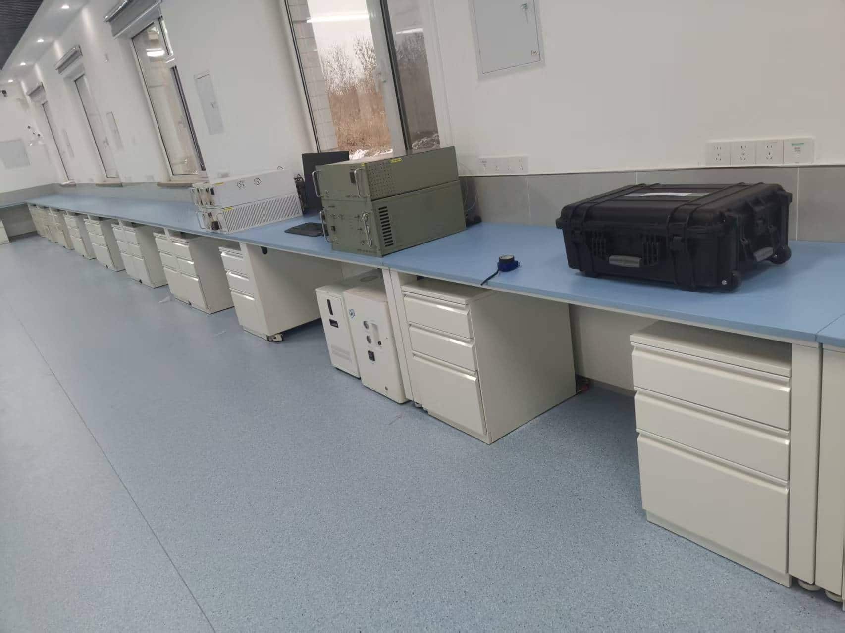 Durable Lab Work Bench with Drawers